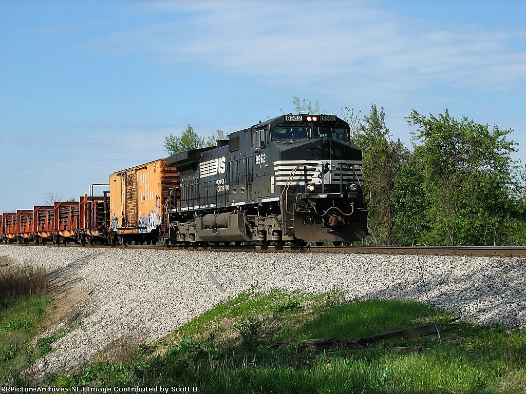 NS 8952 910 loaded rail train 10:17